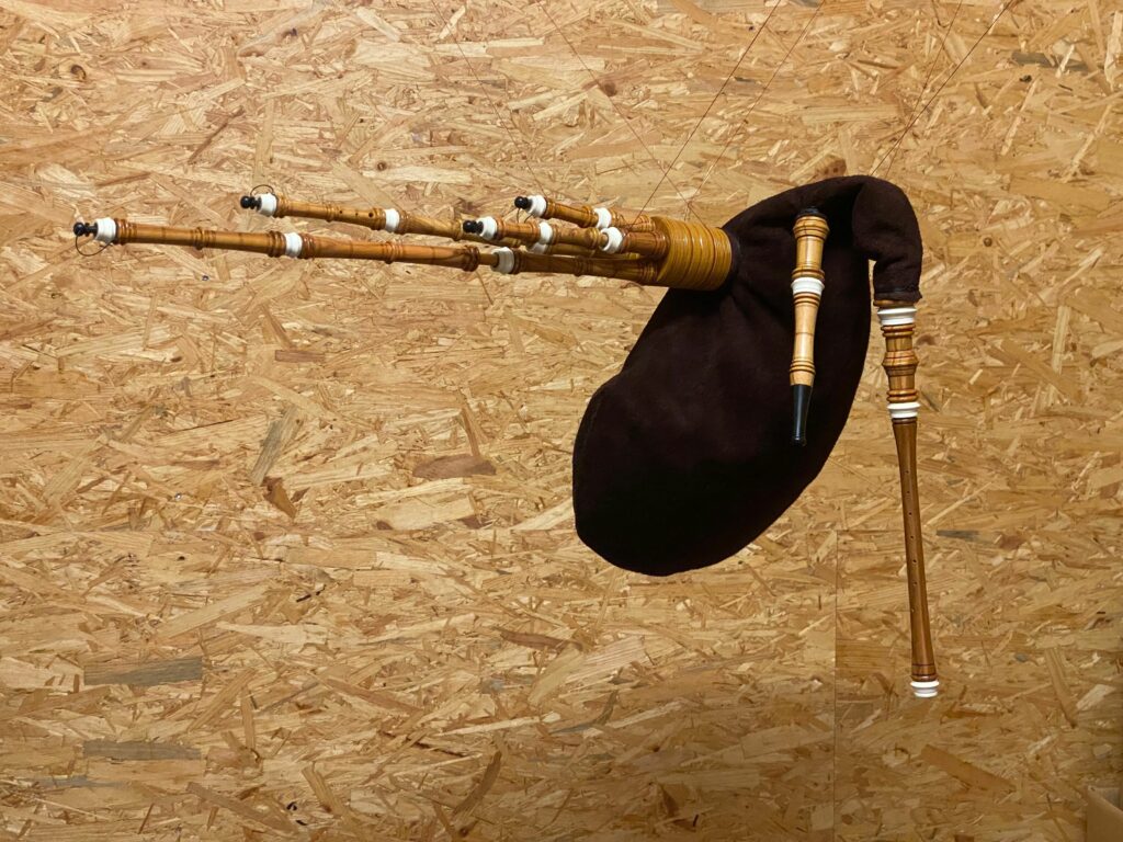 Dudey with 4 drones - Bagpipe.de