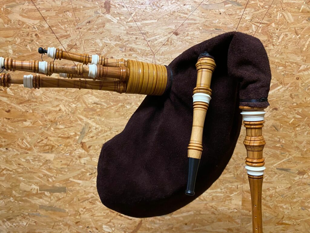 Dudey with 4 drones - Bagpipe.de