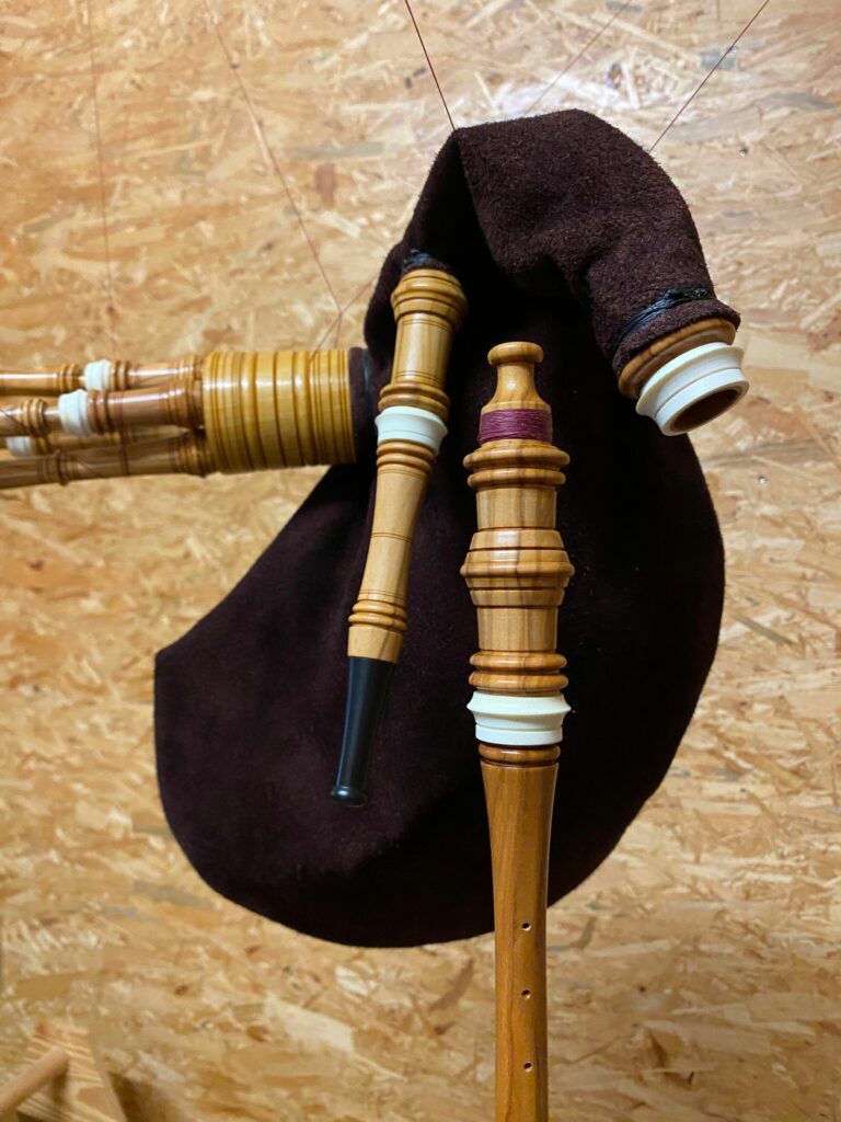 Dudey with 4 drones - Bagpipe.de